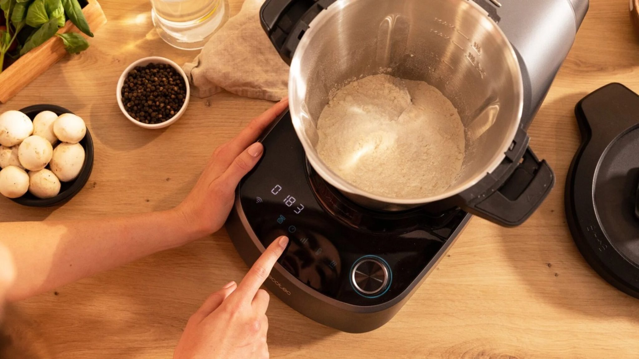 Cecotec Mambo 11090, un robot de cocina con 37 funciones